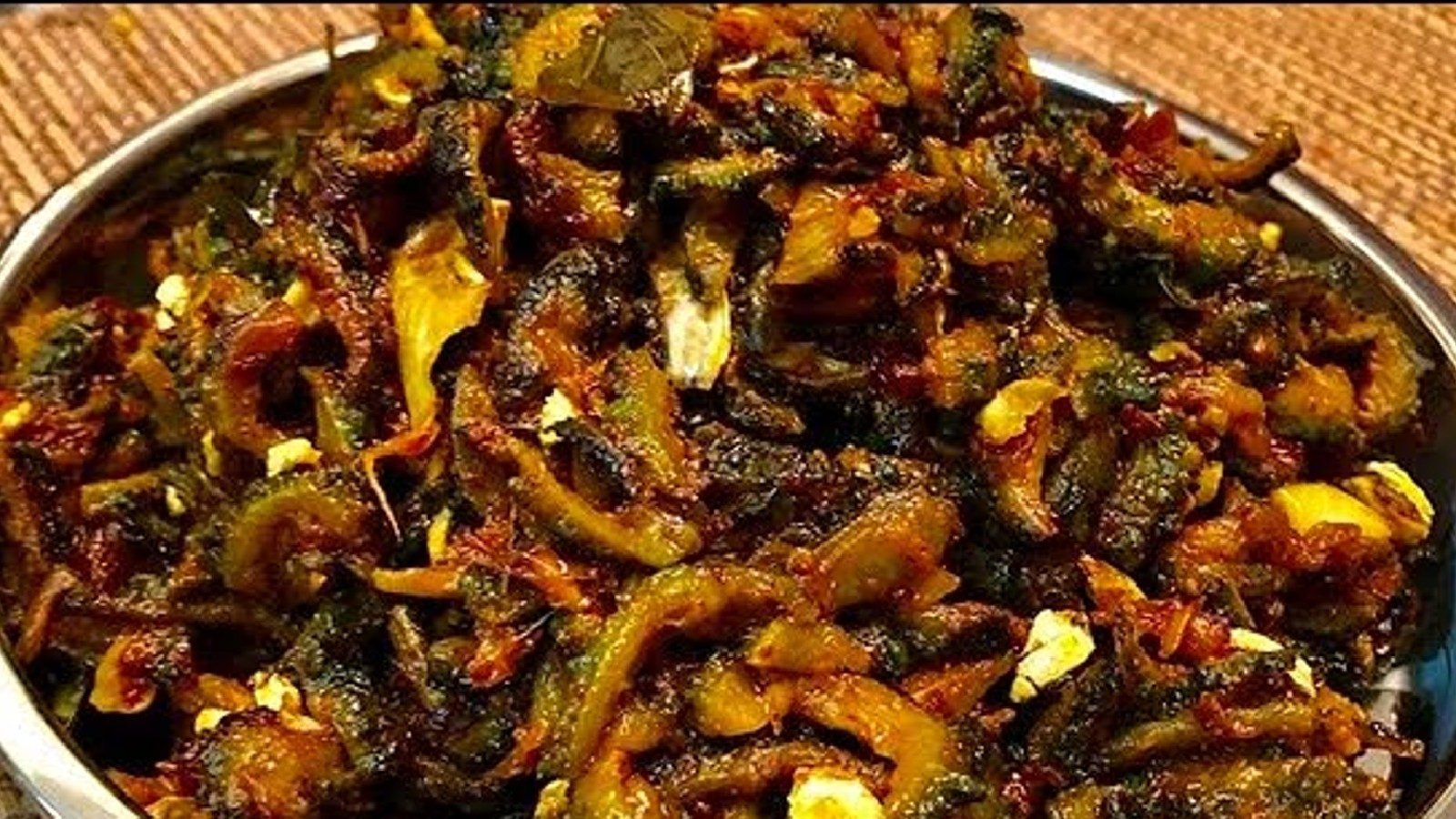 கொஞ்சம் கூட கசப்பே தெரியாத பாகற்காய் சுக்கா.. ஒருமுறை இப்படி செஞ்சு ...