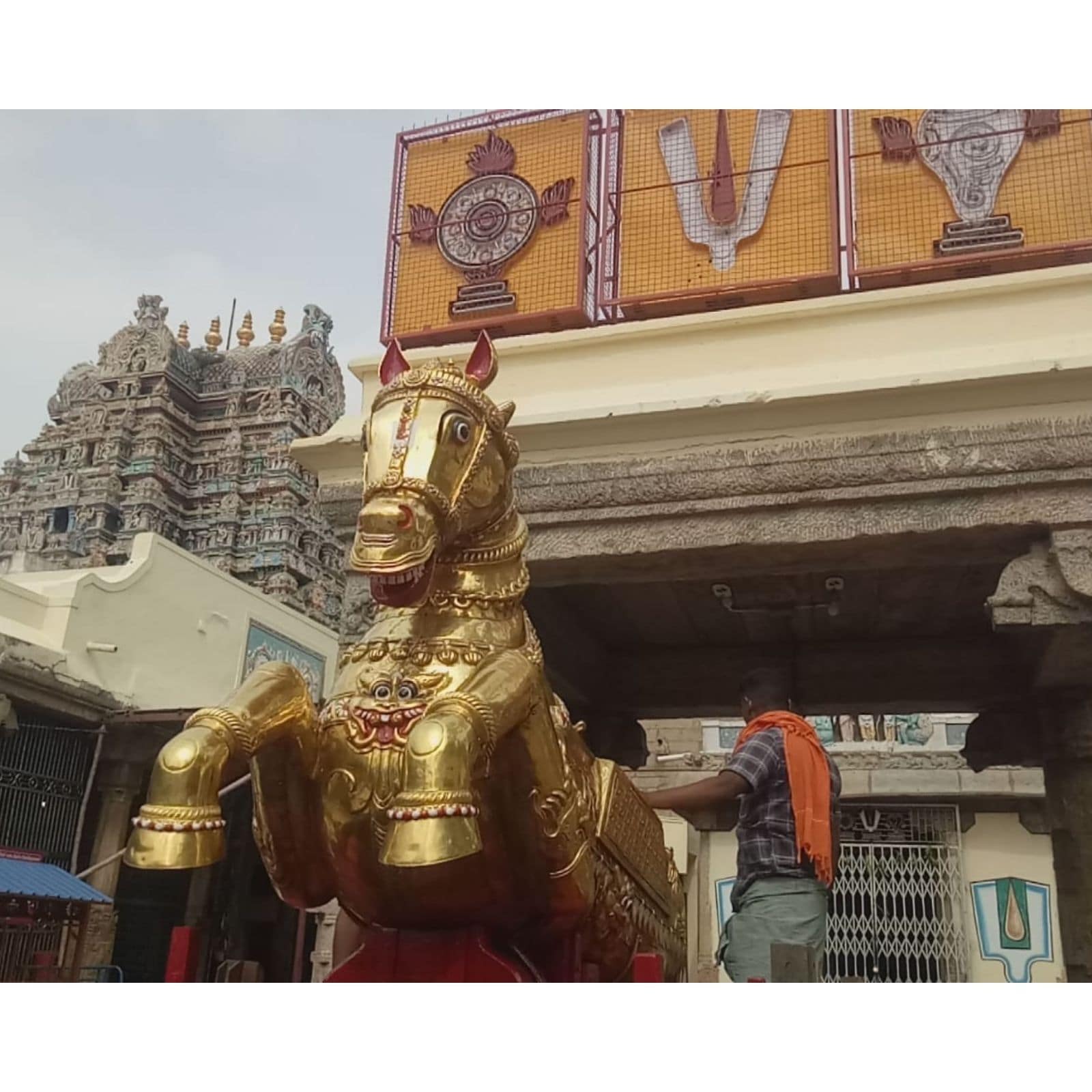 கள்ளழகர் வைகையில் எழுந்தருளுவதற்காக தங்க குதிரை வாகனம் மதுரை ...