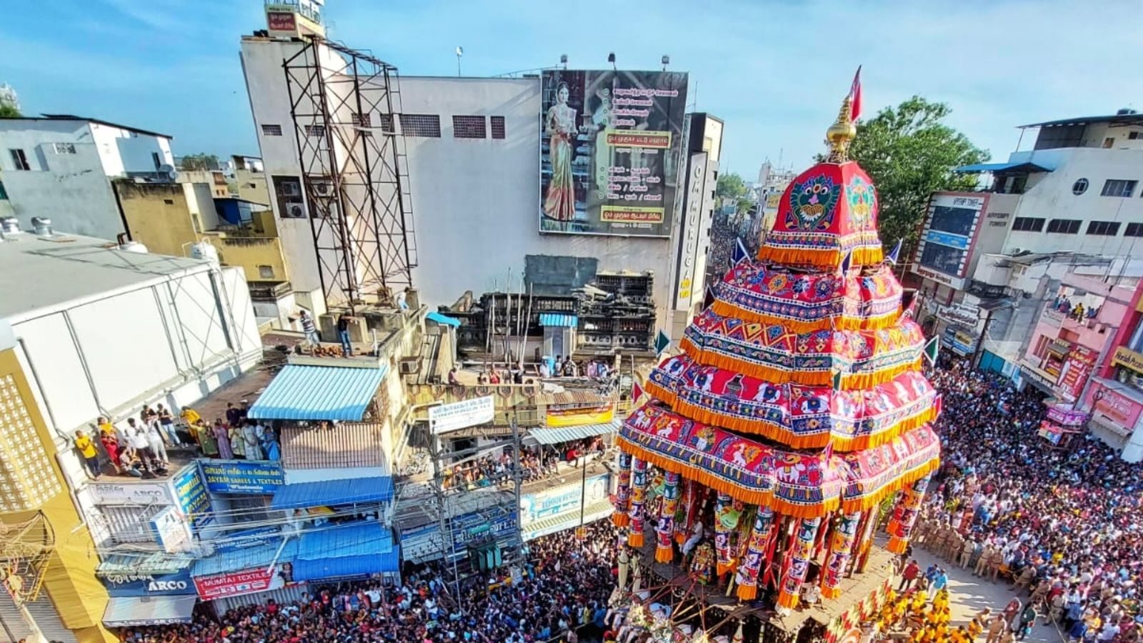 மதுரை தேரோட்டம்: பக்தர்களின் வெள்ளத்தில் மிதந்து வரும் மீனாட்சி ...