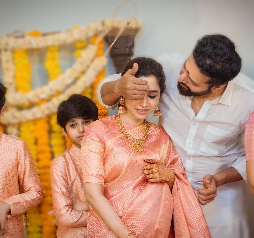 அவர்களை அருகில் வைத்திருப்பது ஆபத்தானது... யாரை சொல்கிறார் ஆர்த்தி ரவி ...