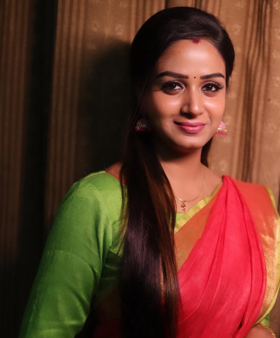 எந்த ட்ரெஸ் போட்டாலும் அழகா இருக்காங்களே! ராஜா ராணி சந்தியாவின் போட்டோஸ்