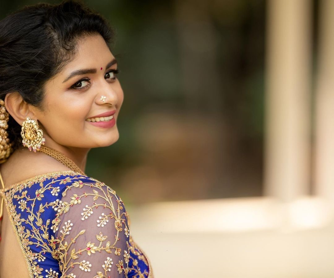 பாவாடை தாவணியில் செம்ம அழகாக இருக்கும் அதிதி சங்கர்.. – News18 தமிழ்