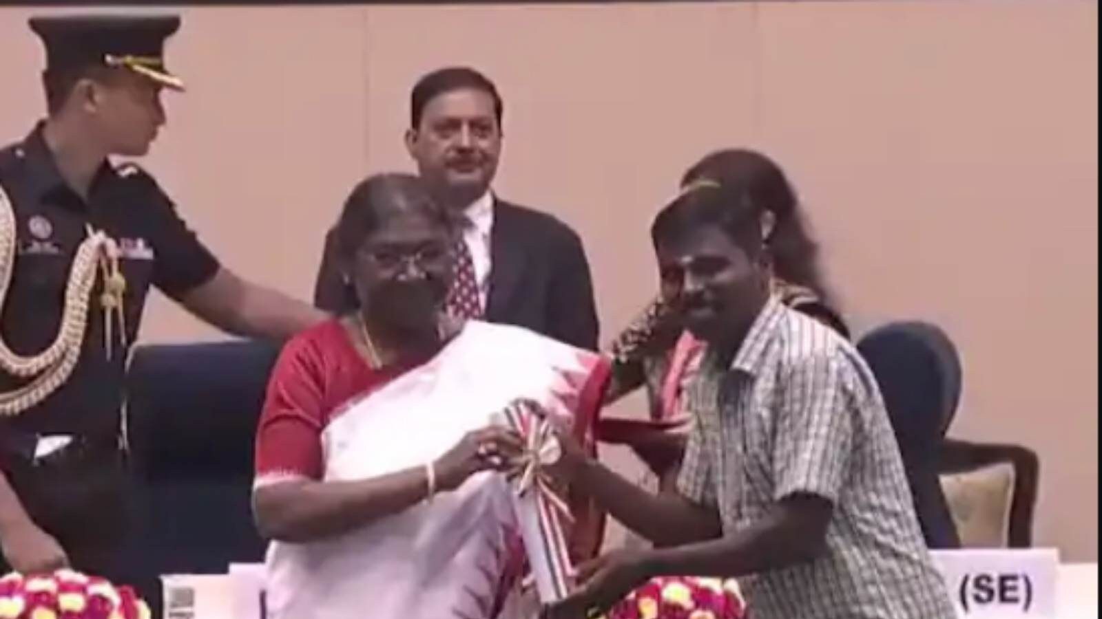 பள்ளி சீருடையில் நல்லாசிரியர் விருது வாங்கிய ஆசிரியர் ராமச்சந்திரன்