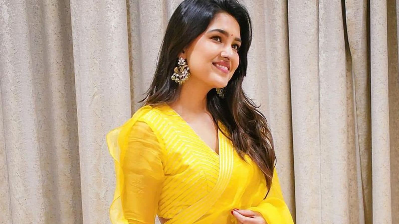 மஞ்சள் நிற புடவையில் மயக்கும் வாணி போஜன்..