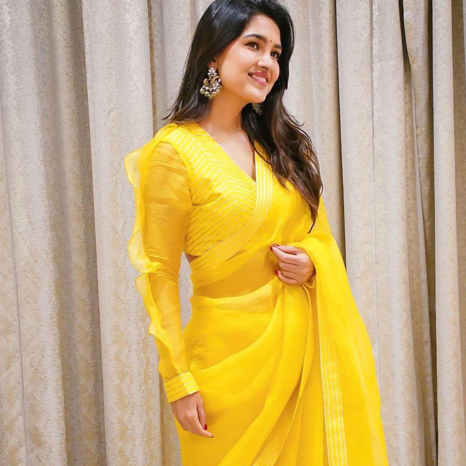 மஞ்சள் நிற புடவையில் மயக்கும் வாணி போஜன்.. – News18 தமிழ்