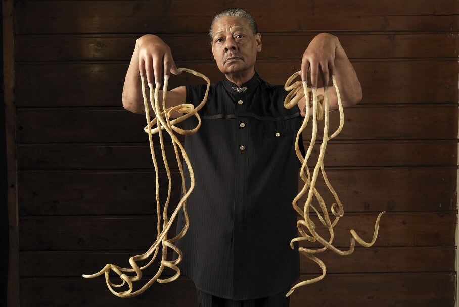 உலகிலேயே மிக நீளமாக நகம் வளர்த்து கின்னஸ் சாதனை படைத்த 5 நபர்கள் இதோ ...