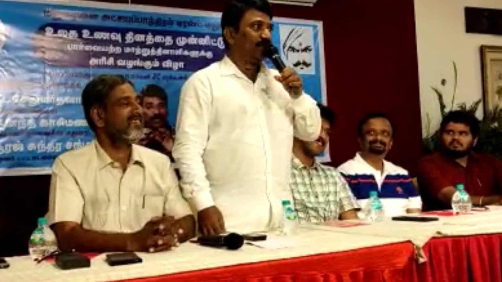 பள்ளிகளில் காதலிப்பது போன்ற காட்சிகளை சினிமாவில் தவிர்க்க வேண்டும் ...