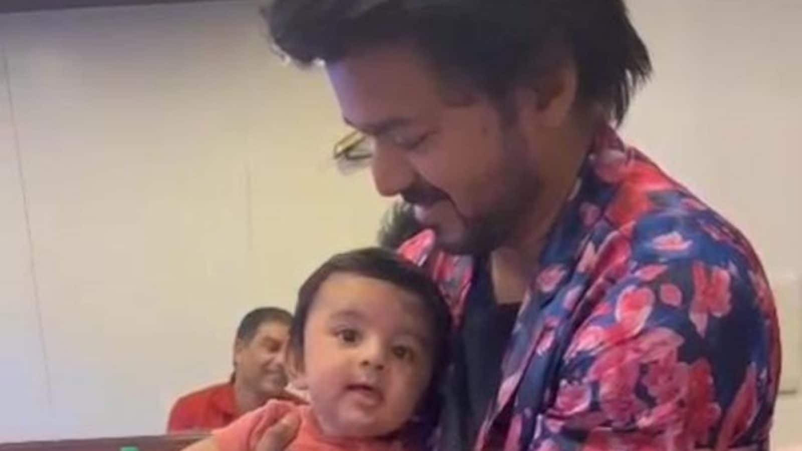 ‘வாரிசு’ பட தயாரிப்பாளர் குழந்தையுடன் நடிகர் விஜய்… க்யூட் ஃபோட்டோ வைரல்!