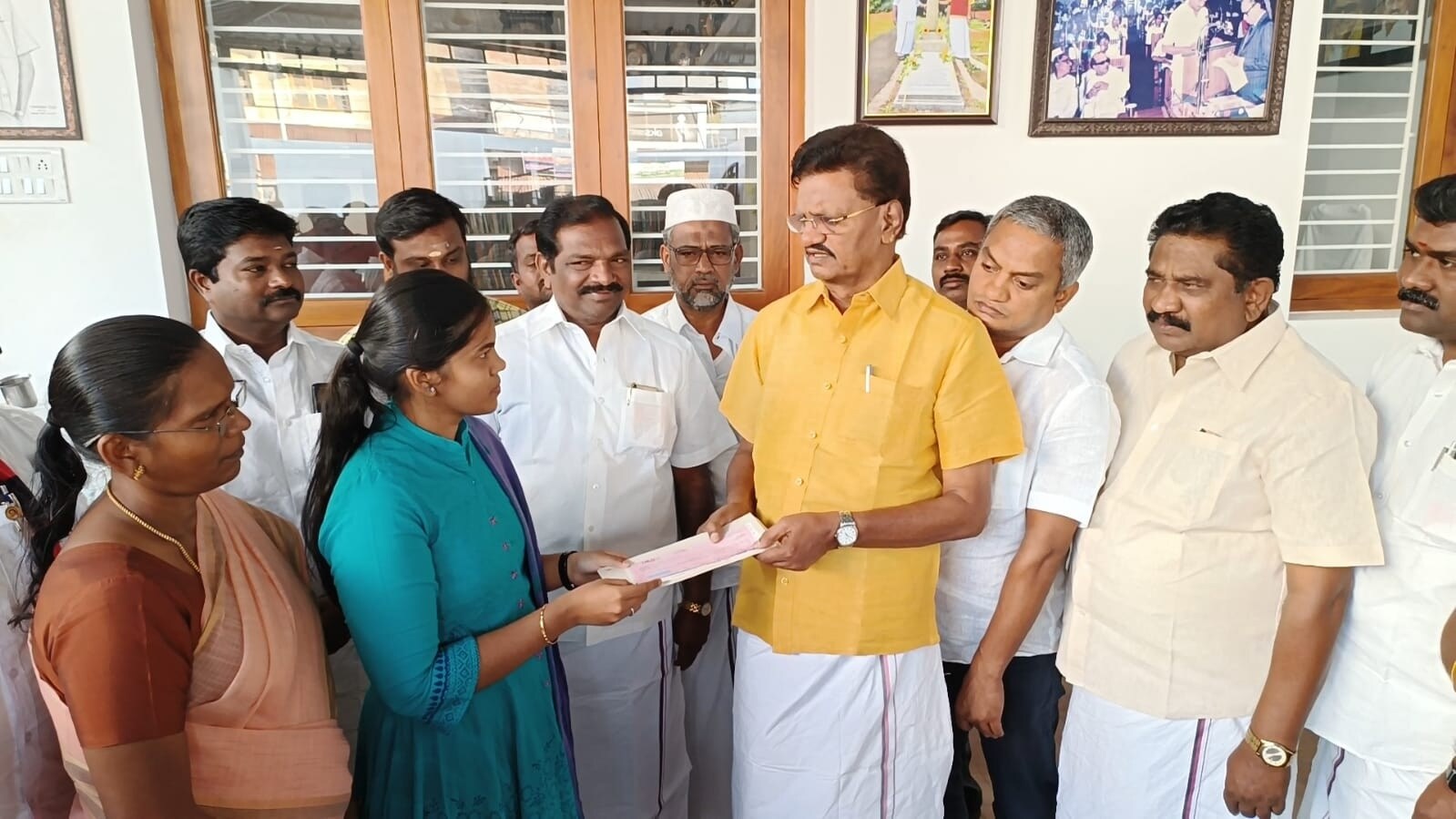 விண்வெளி செல்ல நிதி உதவிக்காக காத்திருக்கும் தேனி மாணவிக்கு ரூ.1 லட்சம் ...