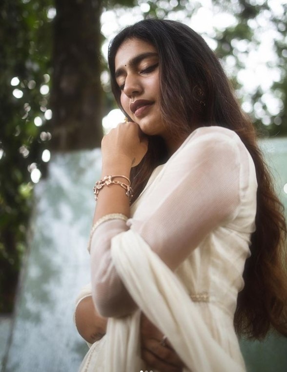 நடிகை ப்ரியா வாரியரின் 10 அழகிய படங்கள்... – News18 தமிழ்