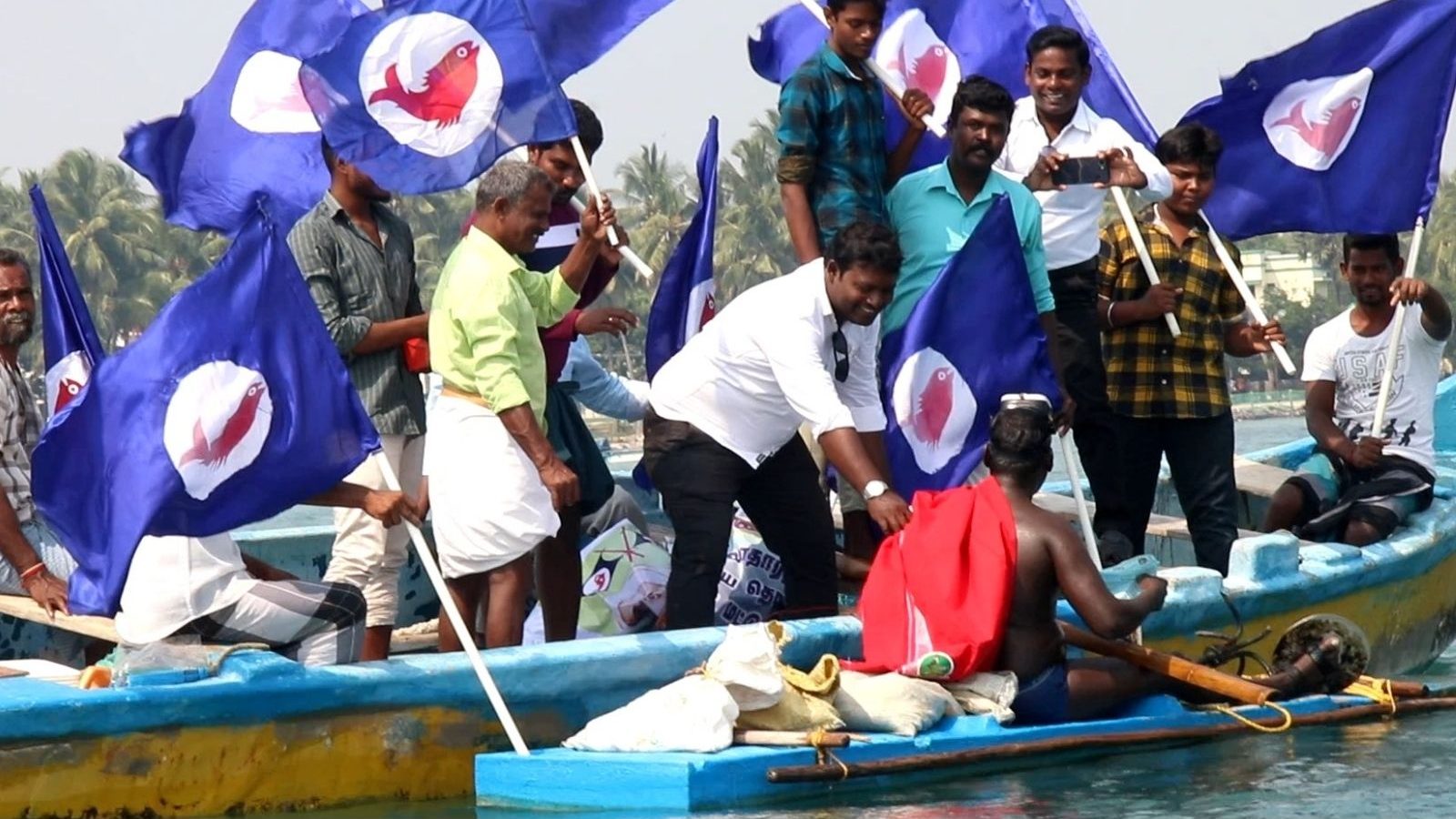 உலக மீனவர் தினம்... ராமேஸ்வரத்தில் கடலில் மீன்பிடித்த மீனவர்களுக்கு ...