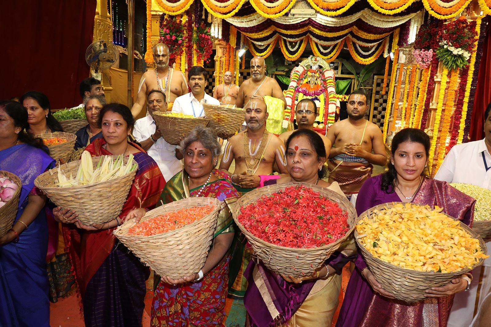 மொத்தம் 4டன் மலர்கள்... திருப்பதி திருச்சானூரில் கோலாகமாக நடந்த புஷ்ப ...