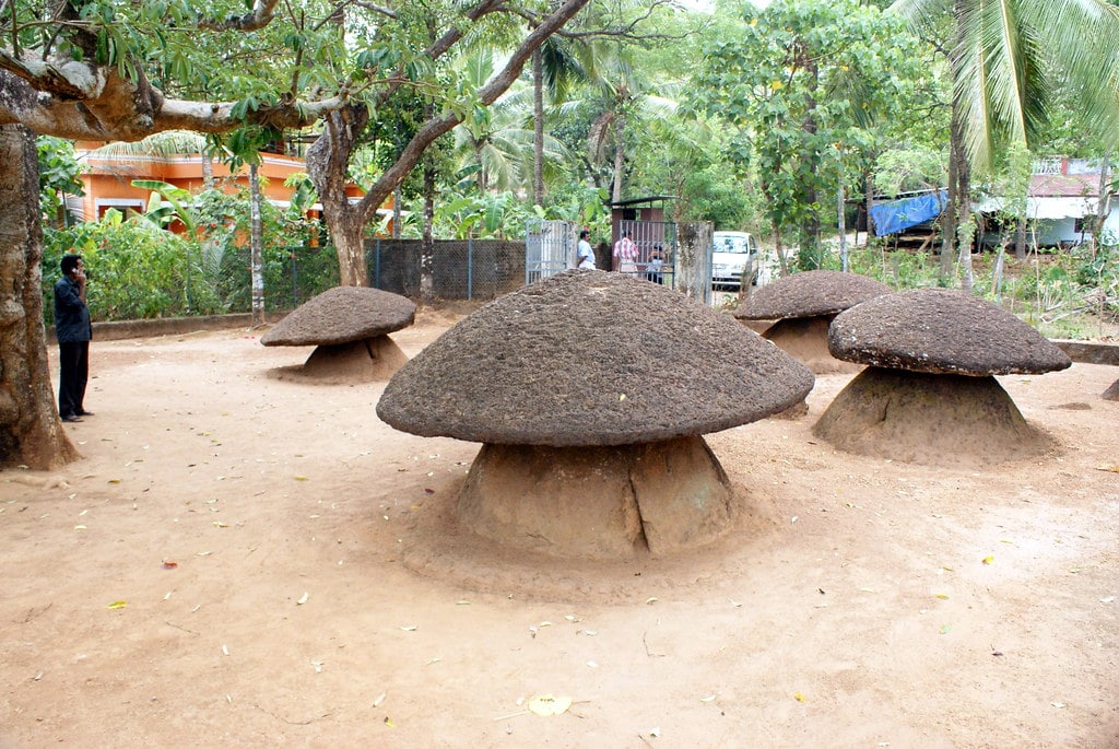 குடை வடிவ 4000 ஆண்டுகள் பழைய பெருங்கற்கால புதைக்குழி பற்றி தெரியுமா ...
