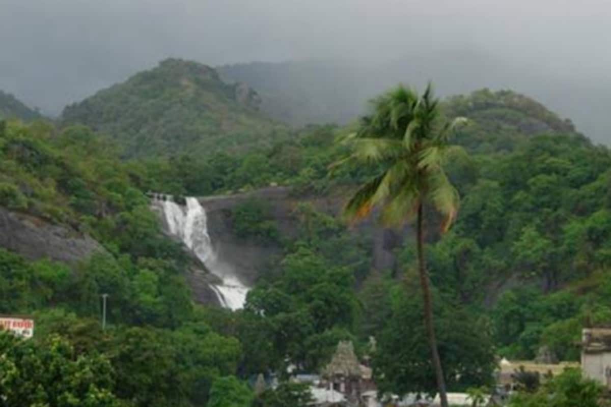 மேகங்கள் வருடிச் செல்லும் மலையழகு... எழில் கொஞ்சும் தென்காசி மாவட்டம் ...