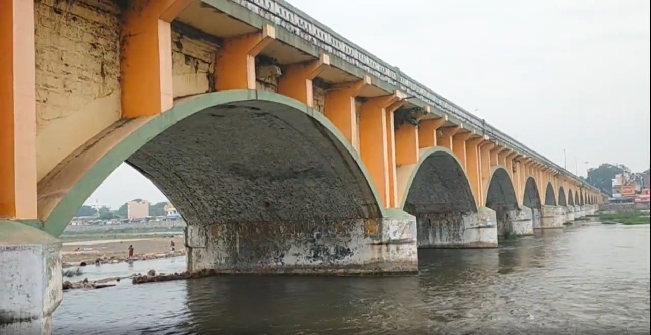 மதுரை ஏவி பாலத்துக்கு வயது 137.. இனிப்பு வழங்கி கொண்டாடிய மக்கள் ...