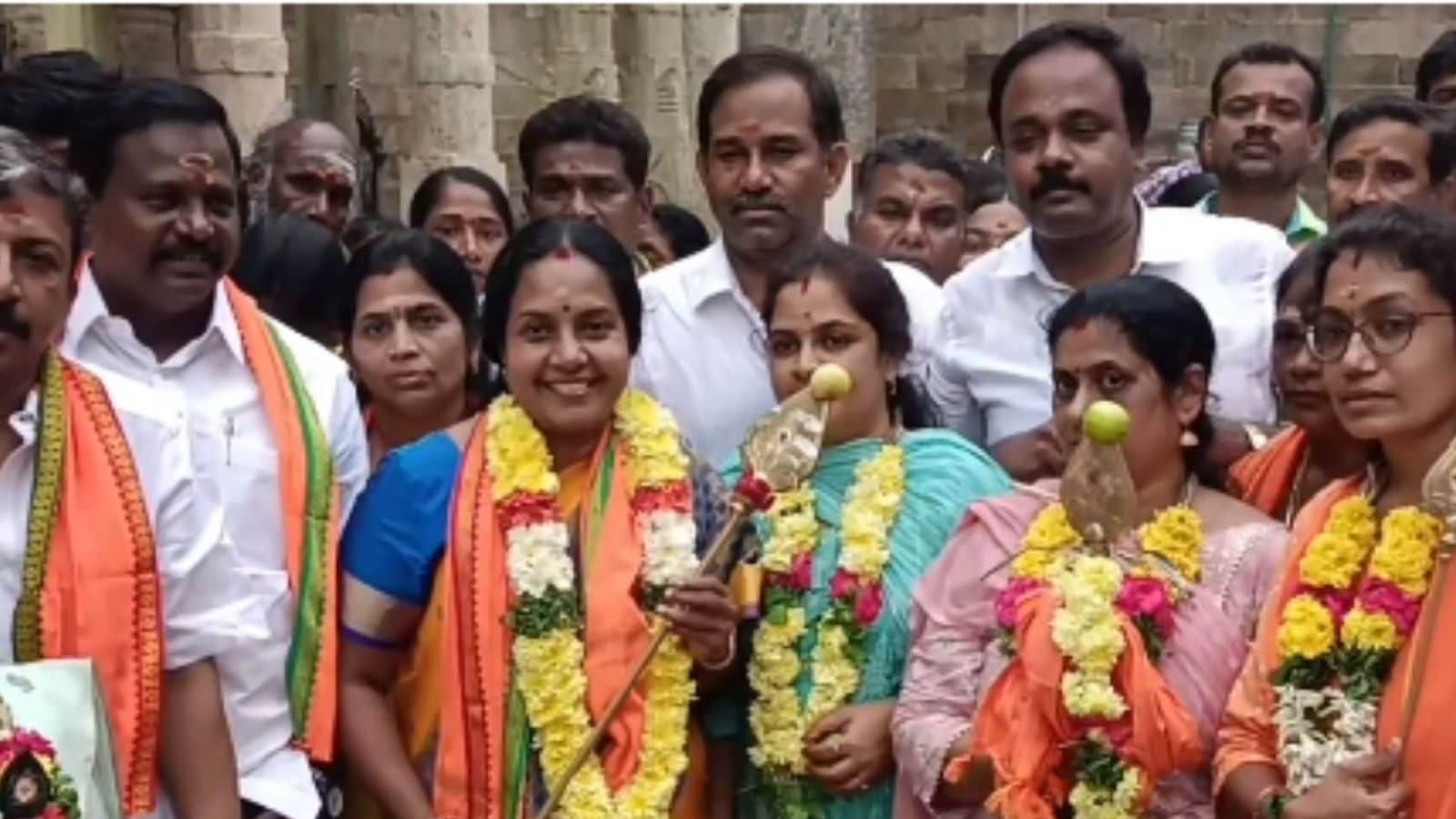 பழனிக்கு பாதயாத்திரையாக சென்று வானதி சீனிவாசன் சாமி தரிசனம்