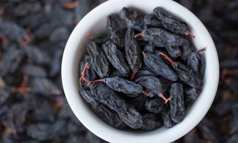 காய்ந்த கருப்பு திராட்சையில் கொட்டிக்கிடக்கும் நன்மைகள் தெரியுமா ...