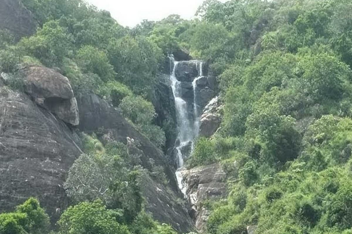 குத்திரபாஞ்சான் அருவி குடும்பத்துடன் குளித்து மகிழ செம ஸ்பாட் ...