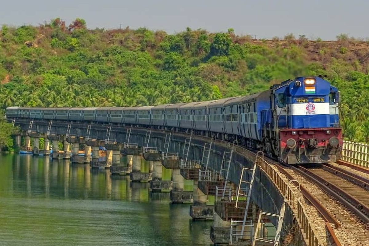 Beautiful railways in India that offer beautiful views of water bodies ...
