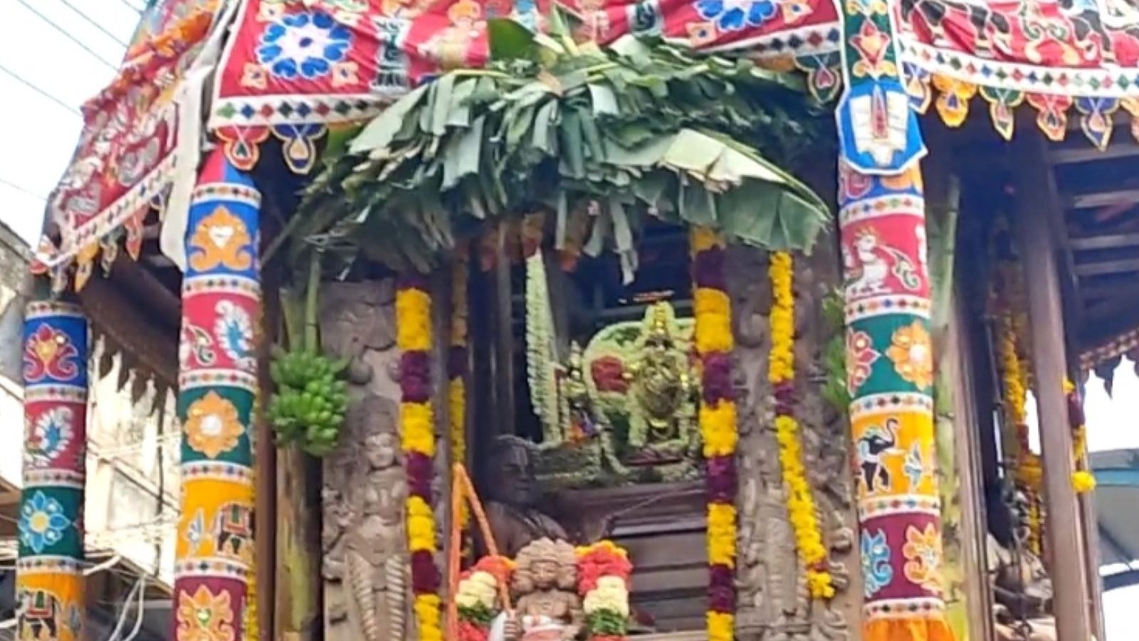 நெல்லை வரதராஜ பெருமாள் கோவில் தேர் திருவிழா கோலாகலம்.. திரளான பக்தர்கள் ...