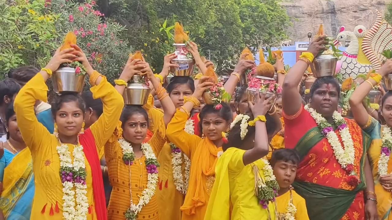 ஒன்று கூடி பால்குடம் சுமந்து சாமி தரிசனம் செய்த மக்கள்! – News18 தமிழ்