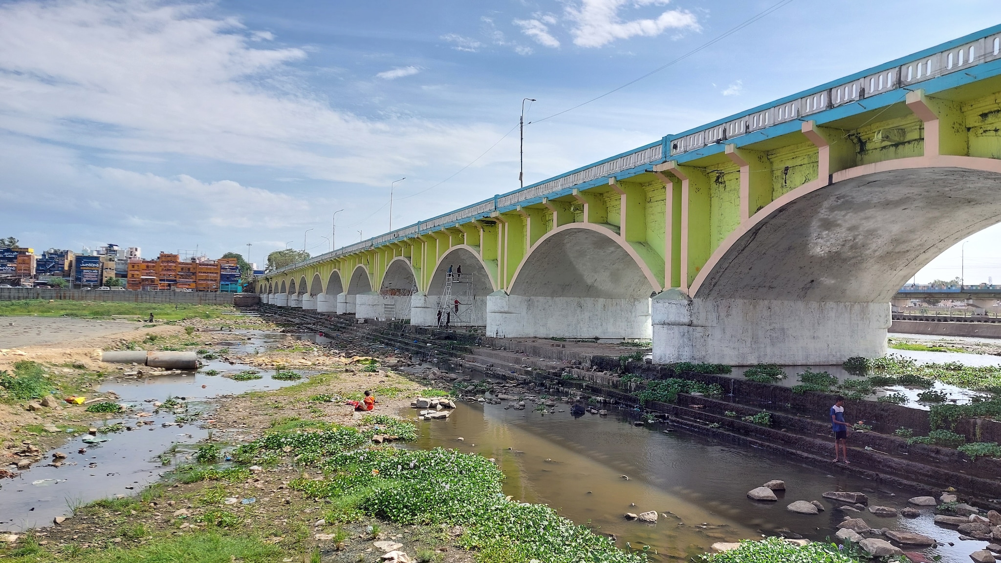 Madurai Vaigai river which looks polluted | மதுரையில் பொலிவிழந்து ...