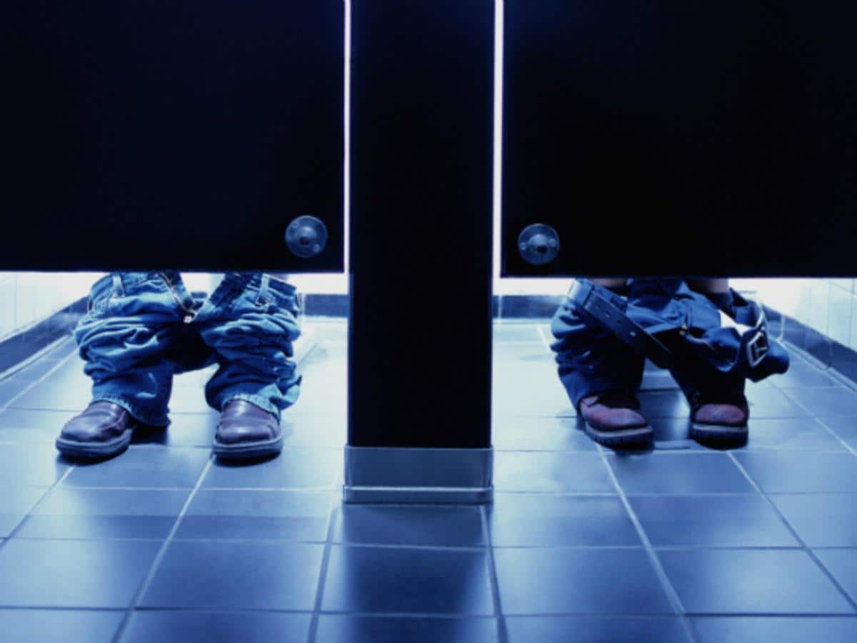 பொதுக்கழிப்பறைகளின் கதவுகளுக்கு கீழே ஏன் இடைவெளி இருக்கிறது தெரியுமா ...