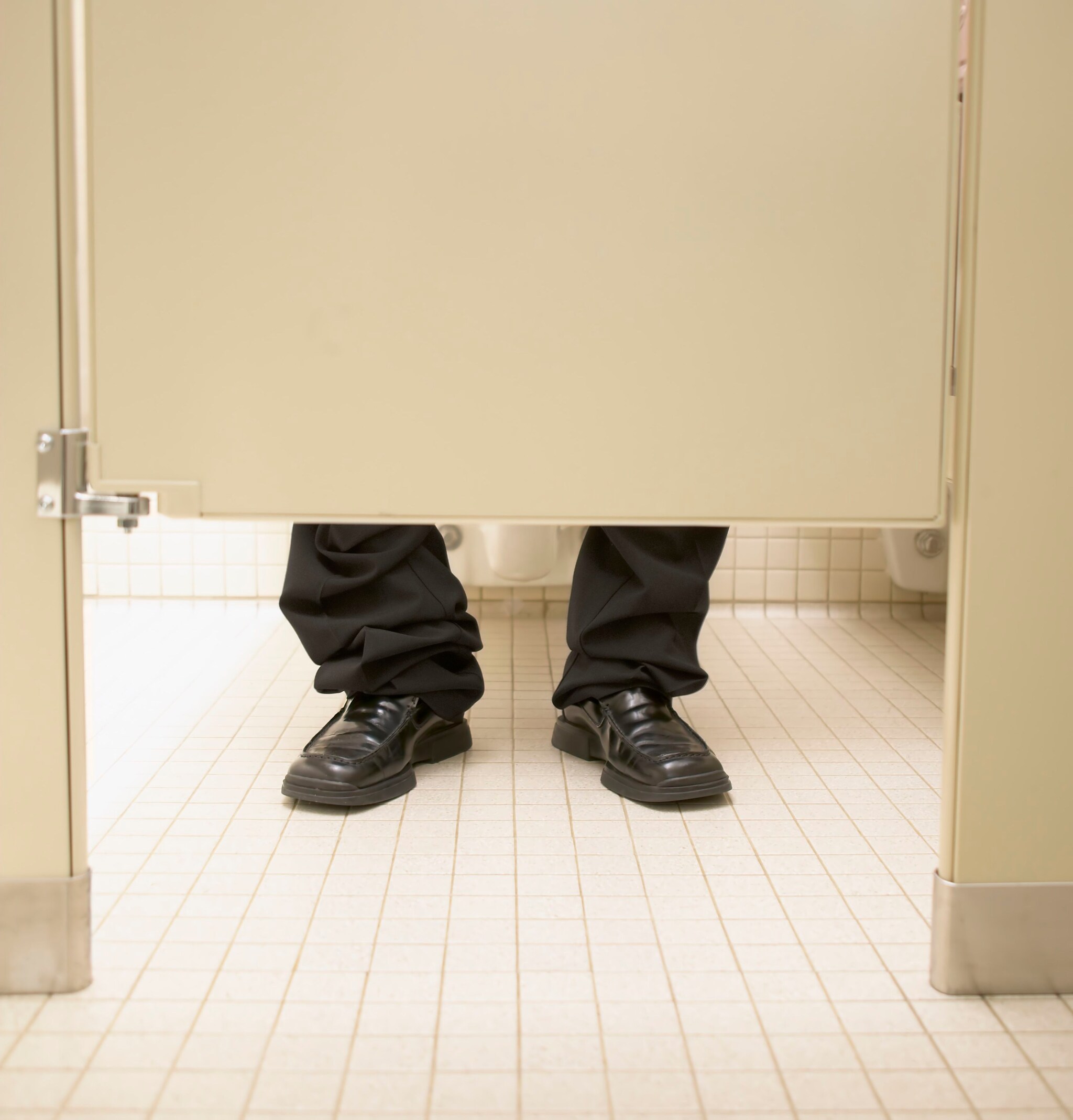 பொதுக்கழிப்பறைகளின் கதவுகளுக்கு கீழே ஏன் இடைவெளி இருக்கிறது தெரியுமா ...