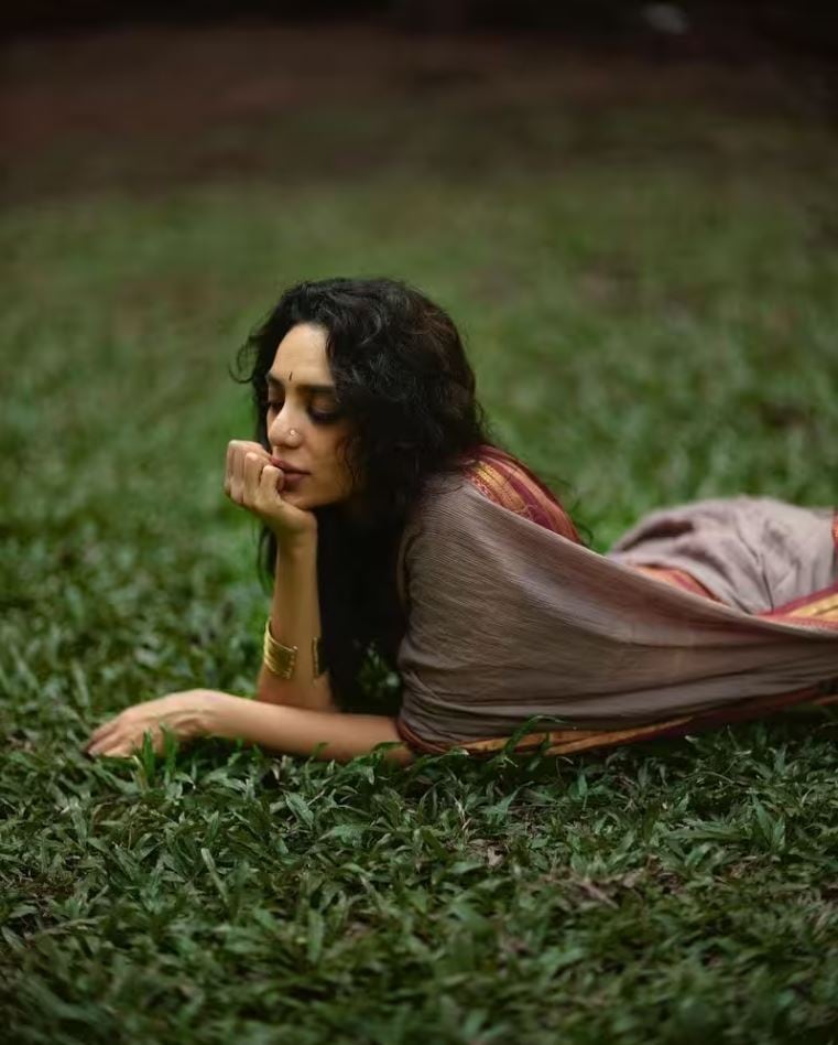 "நீ கட்டும் சேல மடிப்புல நா கசங்கி போனேன்டி.." சேலை அழகில் ...