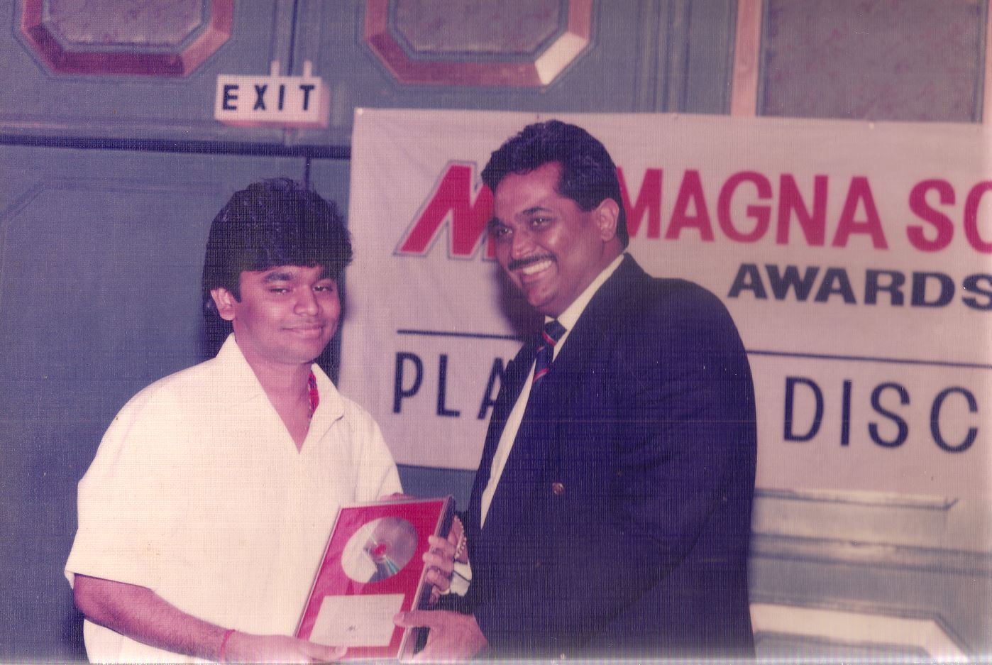 இந்த படத்தில் இருக்கும் குழந்தை யாருனு தெரியுதா? இசையில் சாதித்த நபர் ...