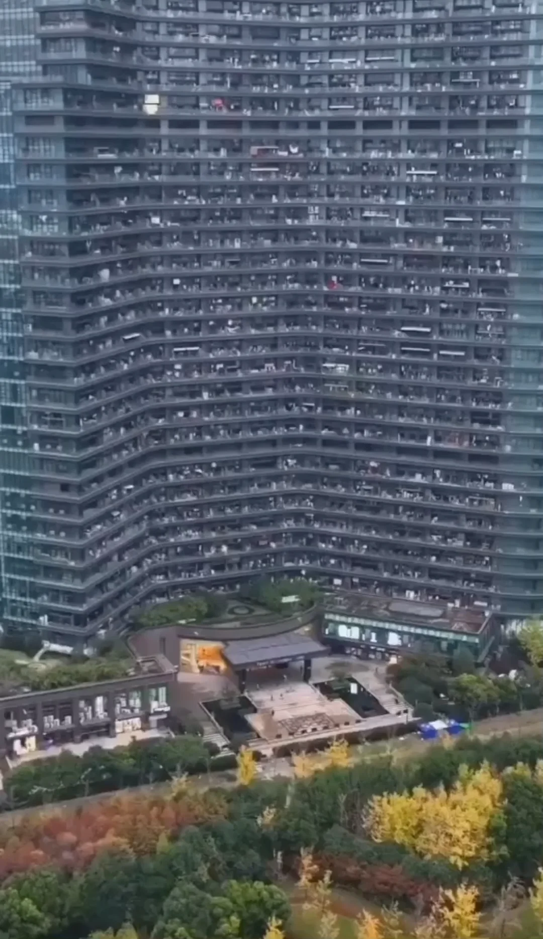 36 மாடி கட்டத்தில் வசிக்கும் 30,000 பேர்... உலகிலேயே மிகப்பெரிய ...