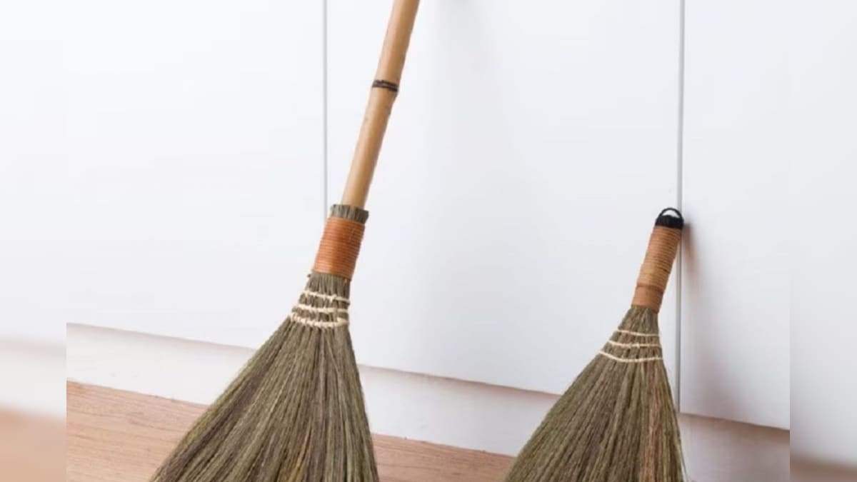 துடைப்பம் வாஸ்து | வீட்டின் இந்த திசையில் துடைப்பம் வைத்தால் தான் ...