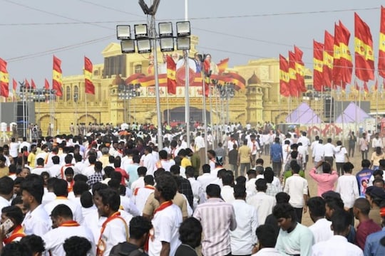 TVK MAANADU | யார் பெரிசு அடிச்சுக்காட்டு; எக்ஸ் பக்கத்தில் தெறிக்கும் மாநாடு வீடியோக்கள் ...