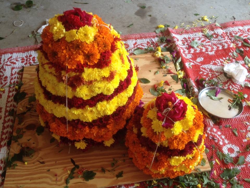 #బతుకమ్మ సంబురం: పూల పండుగ వచ్చె ఉయ్యాలో.. | ఇండియా న్యూస్ - News18 తెలుగు