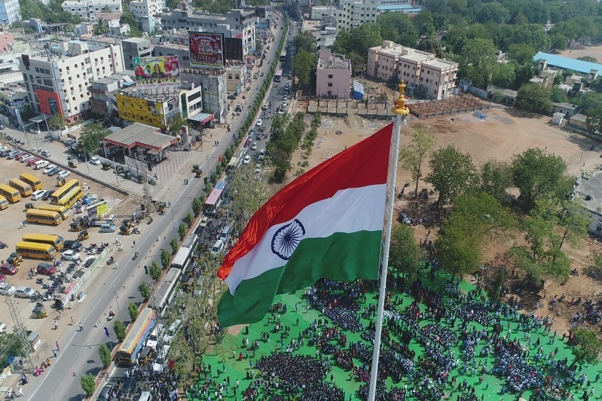 కరీంనగర్‌లో భారీ జాతీయ పతాక రెపరెప...నగరవాసుల పులకింత | Karimnagar ...