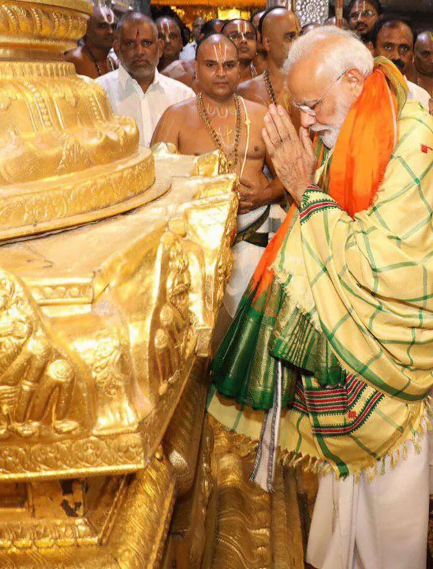 పుణ్య క్షేత్రాల్లో ప్రముఖులు...హనుమాన్ ఆలయాన్ని దర్శించుకున్న ప్రియాంక ...