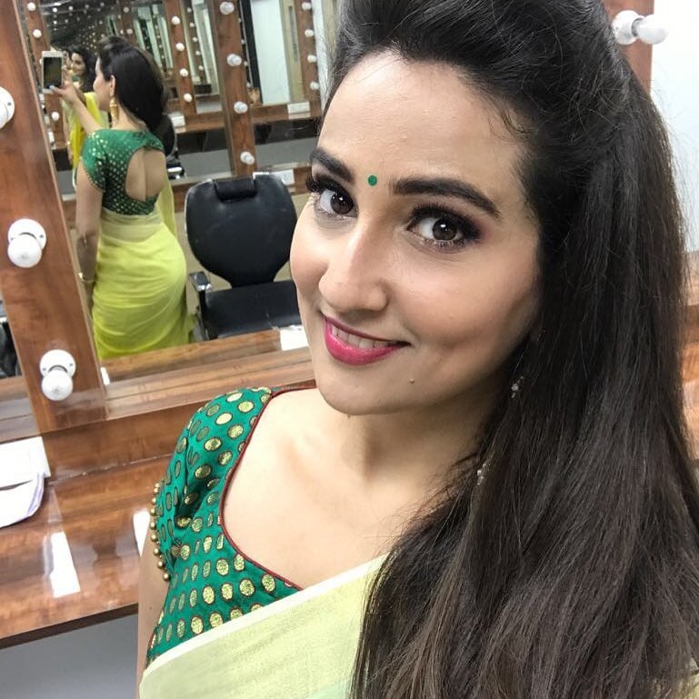 News18 Telugu - యాంకర్ మంజూషను ఎప్పుడైనా ఇలా చూశారా ? | anchor Manjusha ...