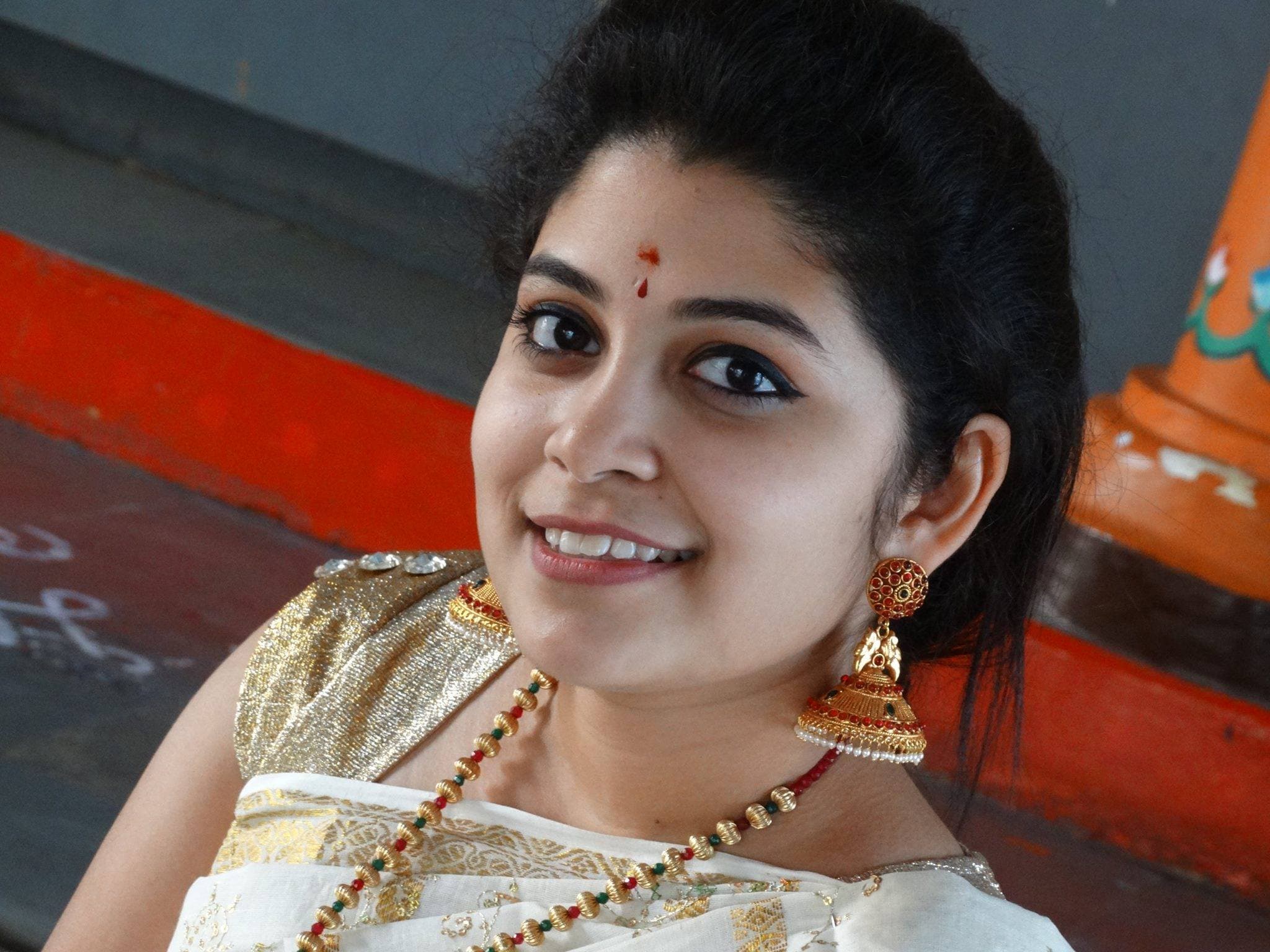 బాహుబలి సింగర్ దామినిని ఇలా ఎప్పుడైనా చూశారా ? – News18 తెలుగు