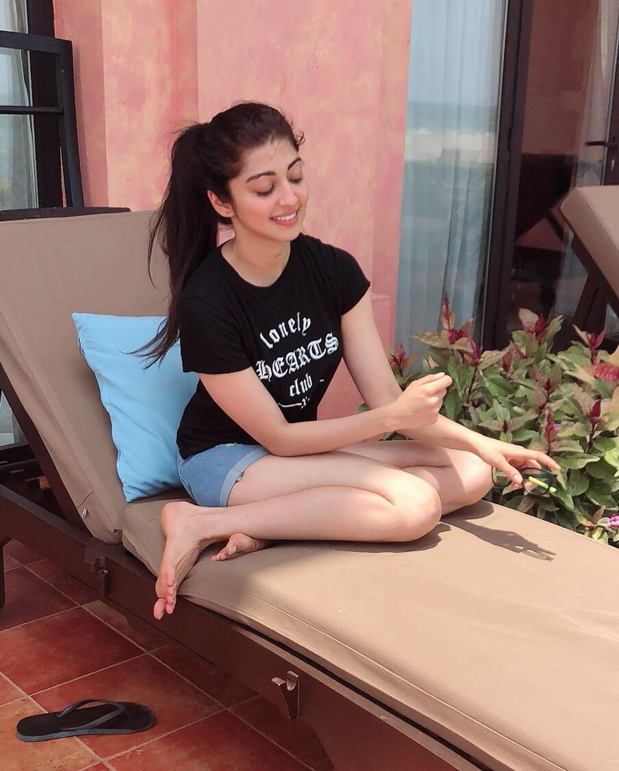 Pranitha : హాట్ యోగతో అదరగొడుతోన్న పవన్ కళ్యాణ్ భామ.., Pranitha shares ...