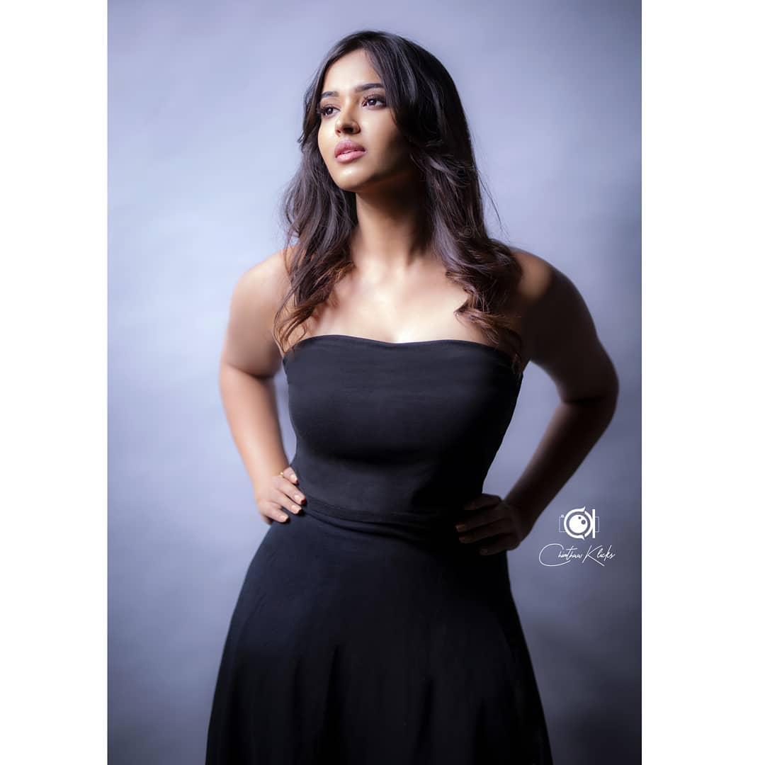 Pujita Ponnada : చీరలో రంగస్థలం హీరోయిన్.. నడుము అందాలతో అదరగొట్టిన ...