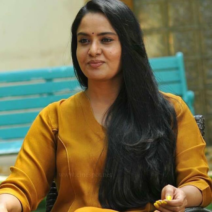 ఒకప్పటి హీరోయిన్...ప్రస్తుతం కేరక్టర్ ఆర్టిస్టు ప్రగతిని ఇలా ఎప్పుడు ...