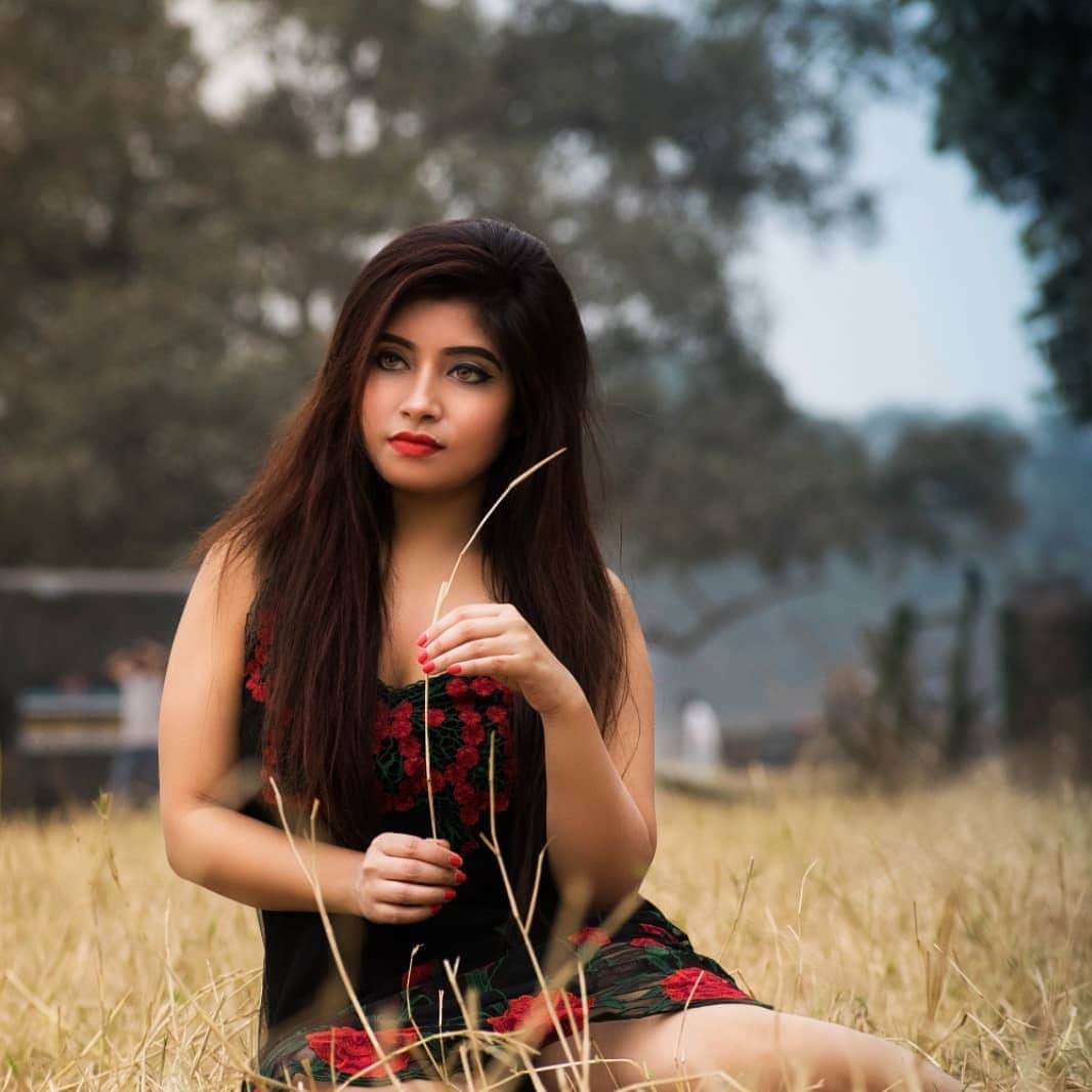 Moumita Majumdar: ఘాటు అందాలతో మత్తెక్కిస్తున్న బెంగాలీ భామ మౌమితను ...