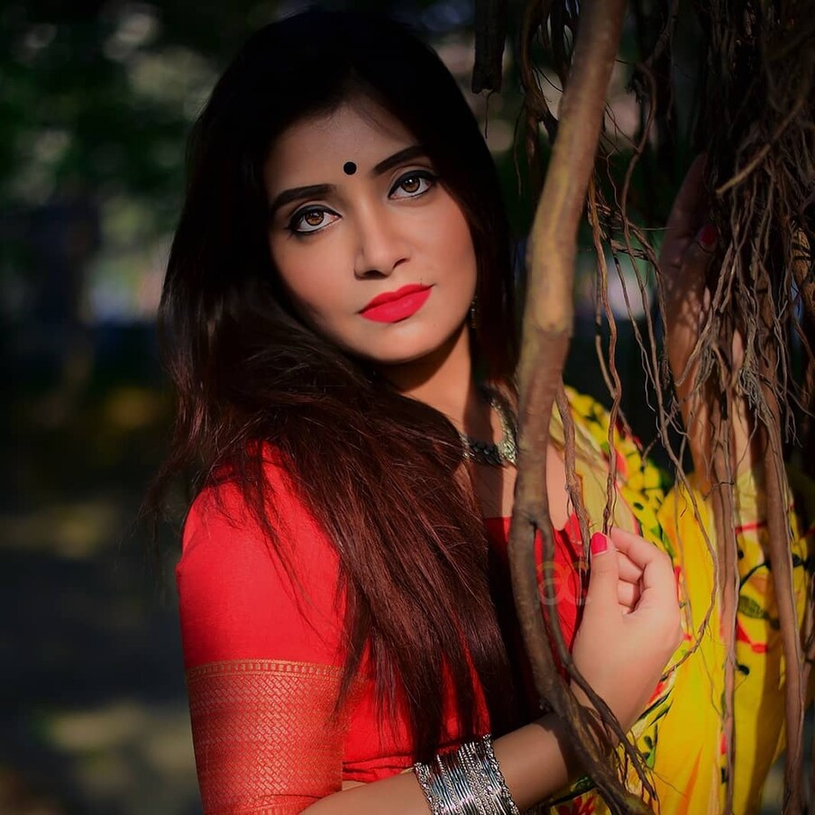 Moumita Majumdar: ఘాటు అందాలతో మత్తెక్కిస్తున్న బెంగాలీ భామ మౌమితను ...