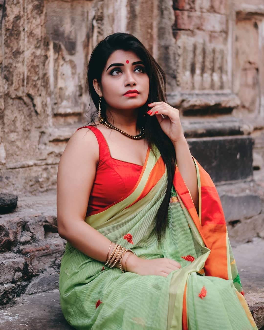 Moumita Majumdar: ఘాటు అందాలతో మత్తెక్కిస్తున్న బెంగాలీ భామ మౌమితను ...