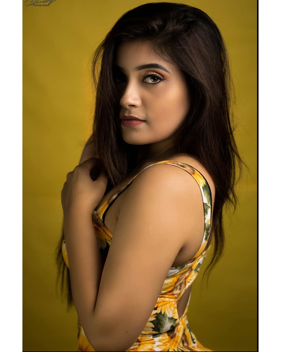 Moumita Majumdar: ఘాటు అందాలతో మత్తెక్కిస్తున్న బెంగాలీ భామ మౌమితను ...