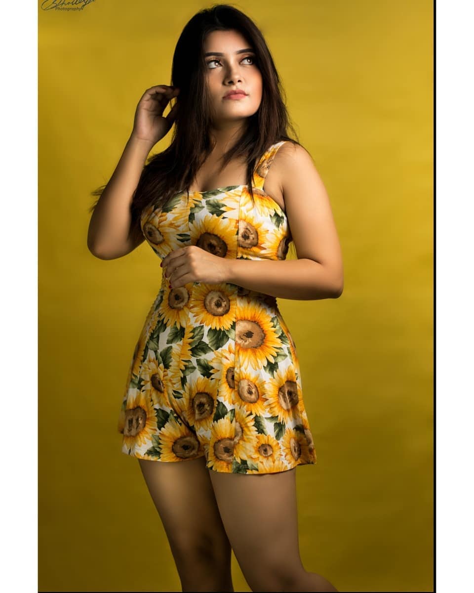 Moumita Majumdar: ఘాటు అందాలతో మత్తెక్కిస్తున్న బెంగాలీ భామ మౌమితను ...