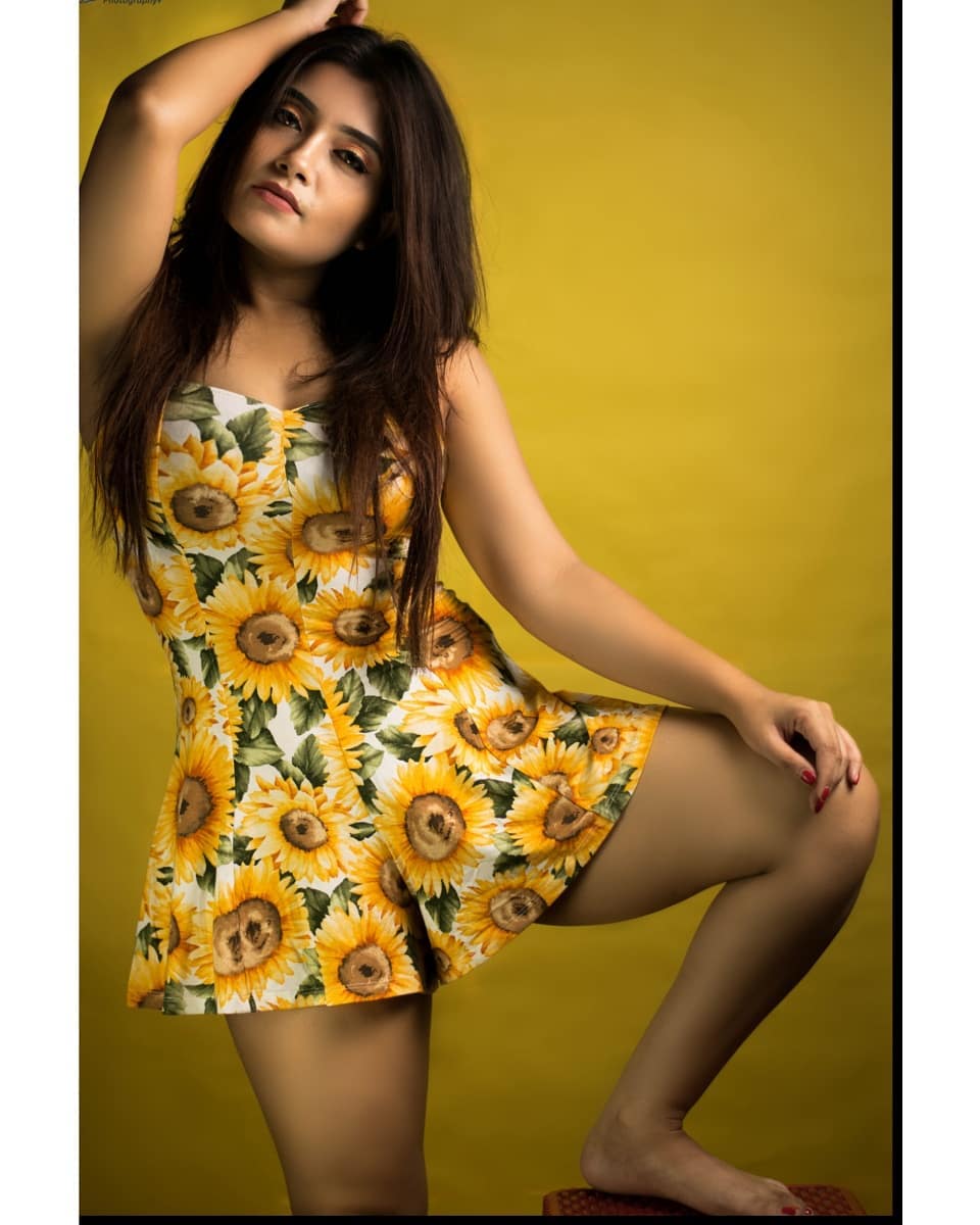 Moumita Majumdar: ఘాటు అందాలతో మత్తెక్కిస్తున్న బెంగాలీ భామ మౌమితను ...