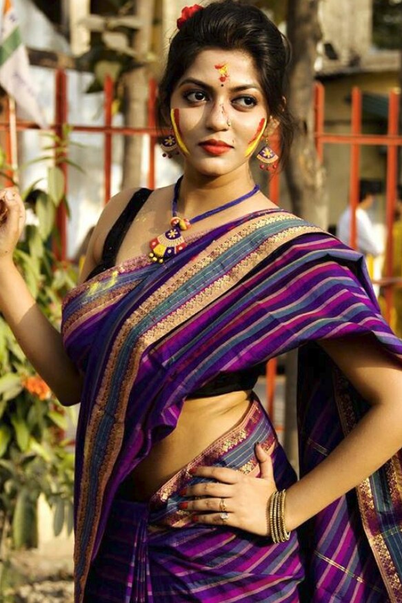 Triyaa das: బెంగాలీ మోడల్ చీరకట్టు అందాలు చూస్తే మతి పోవడం ఖాయం ...