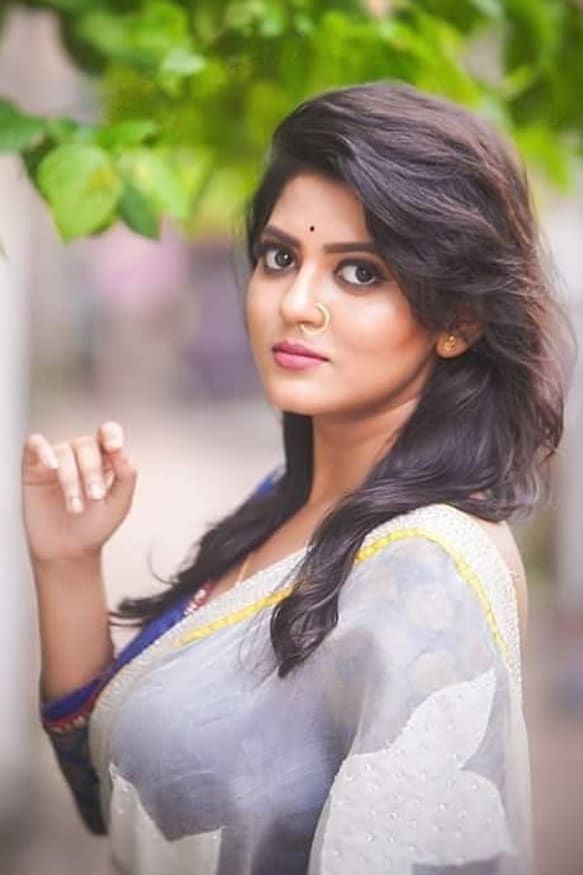Triyaa das: బెంగాలీ మోడల్ చీరకట్టు అందాలు చూస్తే మతి పోవడం ఖాయం ...