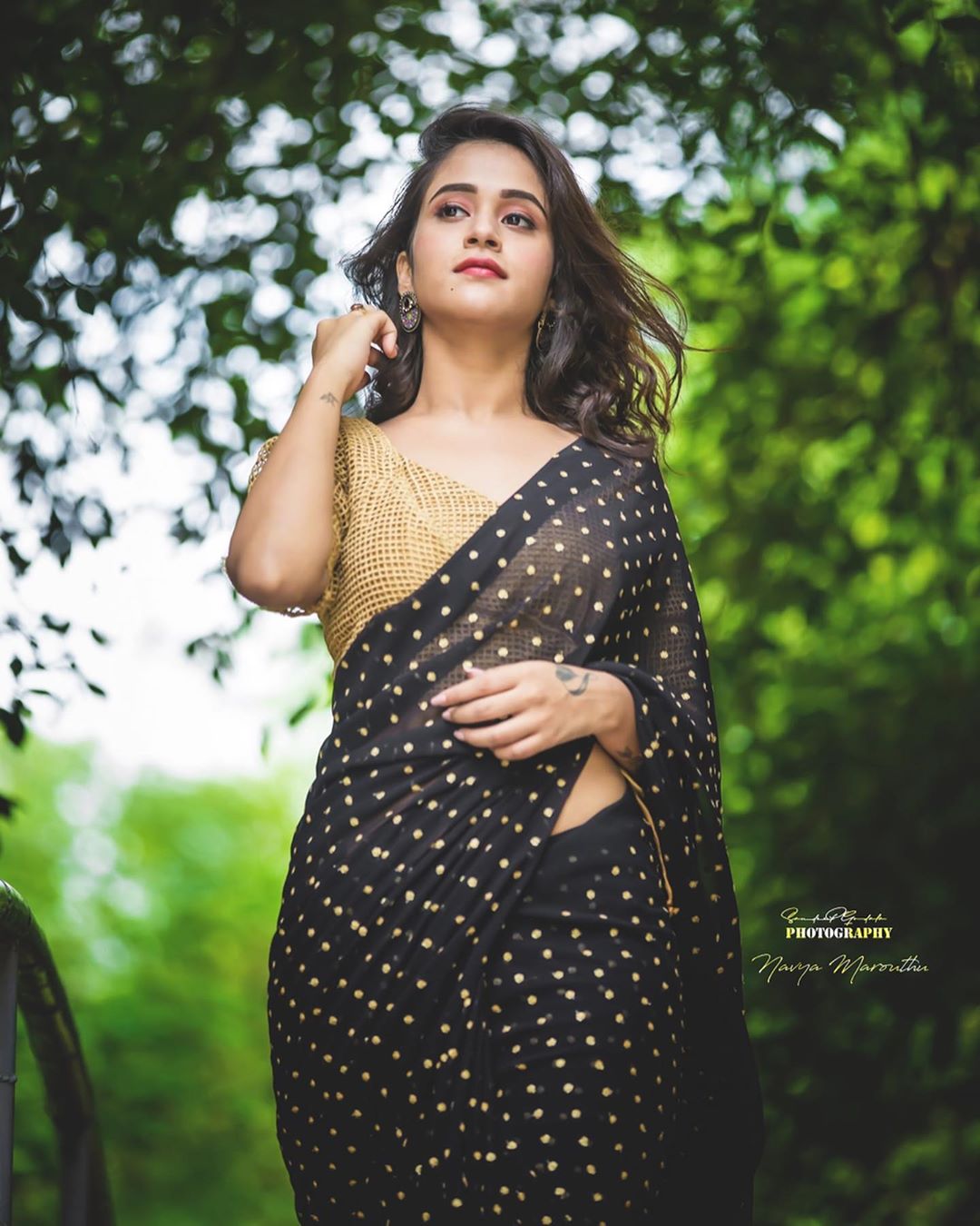 Deepthi Sunaina: బ్లాక్ శారీలో అందాలు చిందించే దీప్తి సునైనాను చూస్తే ...